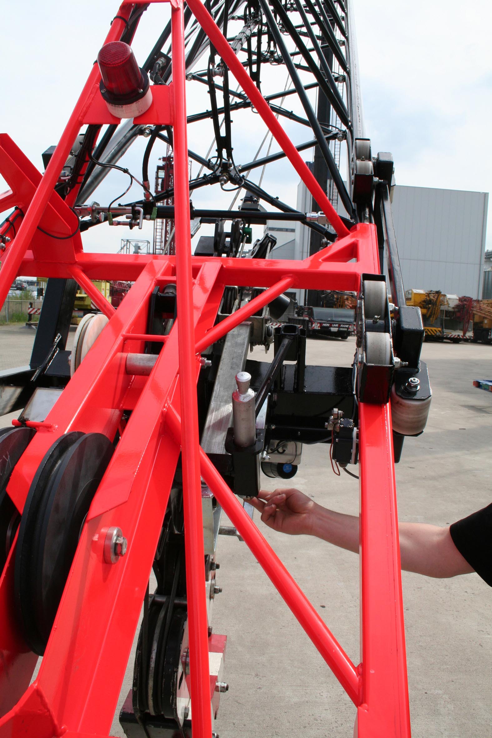 Industrial Gas Spring Controls Trolley for Safer Mobile Folding Crane