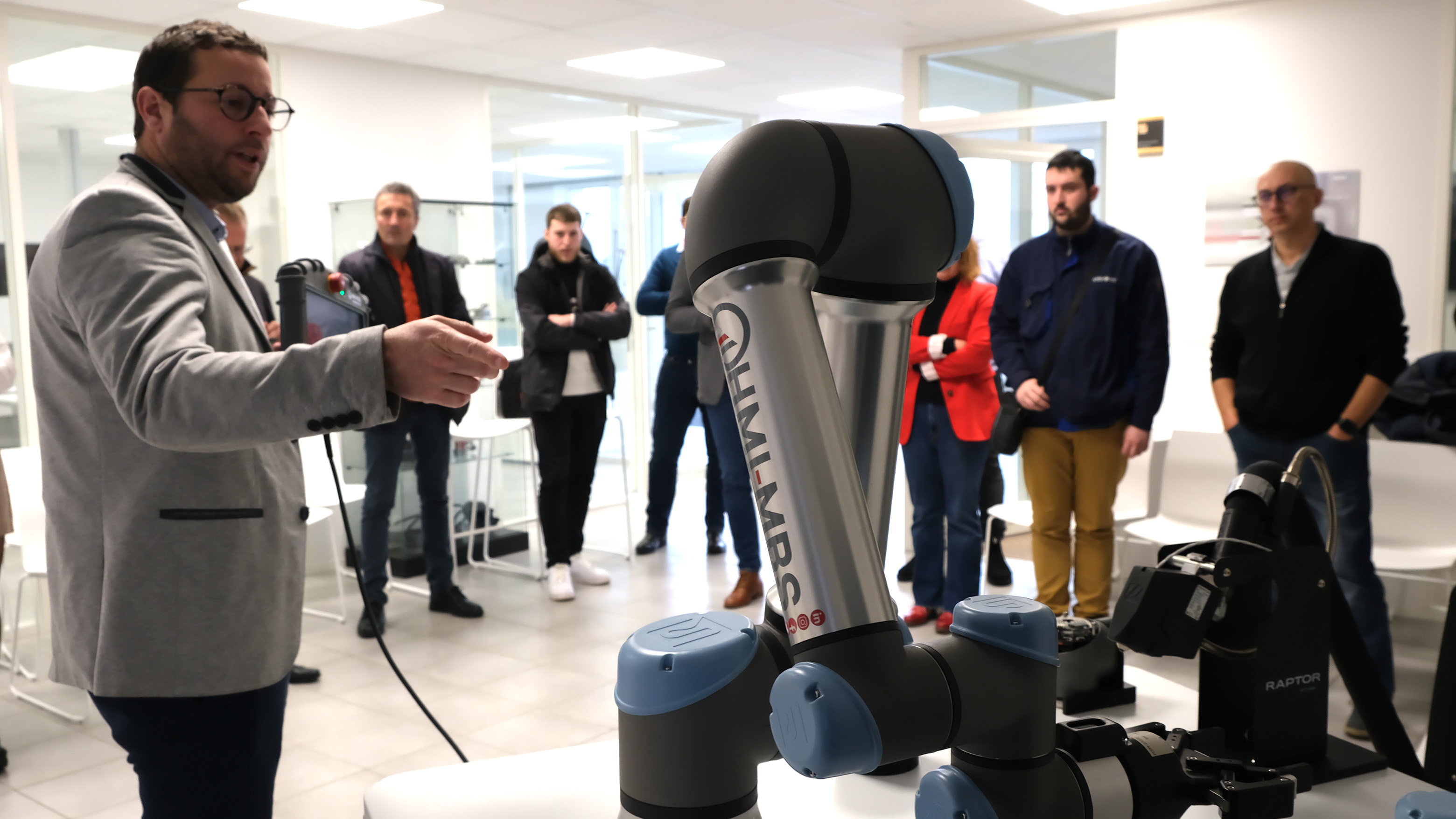 Optimizing the Application of Adhesives thanks to Cobotics