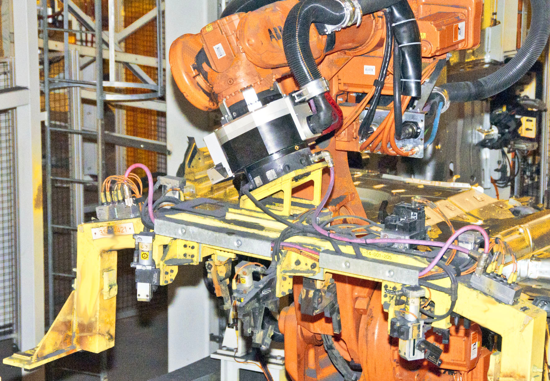 Robot Accessories Contribute to Reliable Production of Car Bodies
